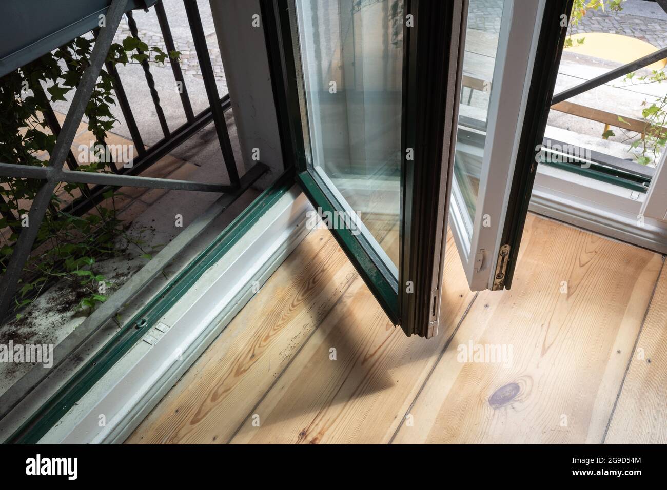 Top view, lower part of Folding Doors or windows between corner of room ...
