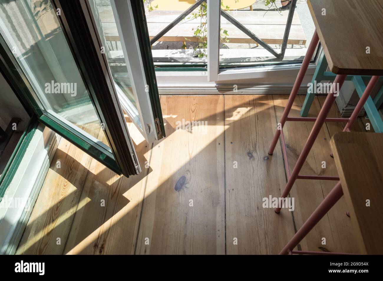 Top view, lower part of Folding Doors or windows between corner of room ...