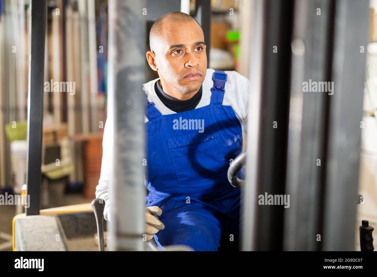 Forklift driver warehouse hardware hi-res stock photography and images ...