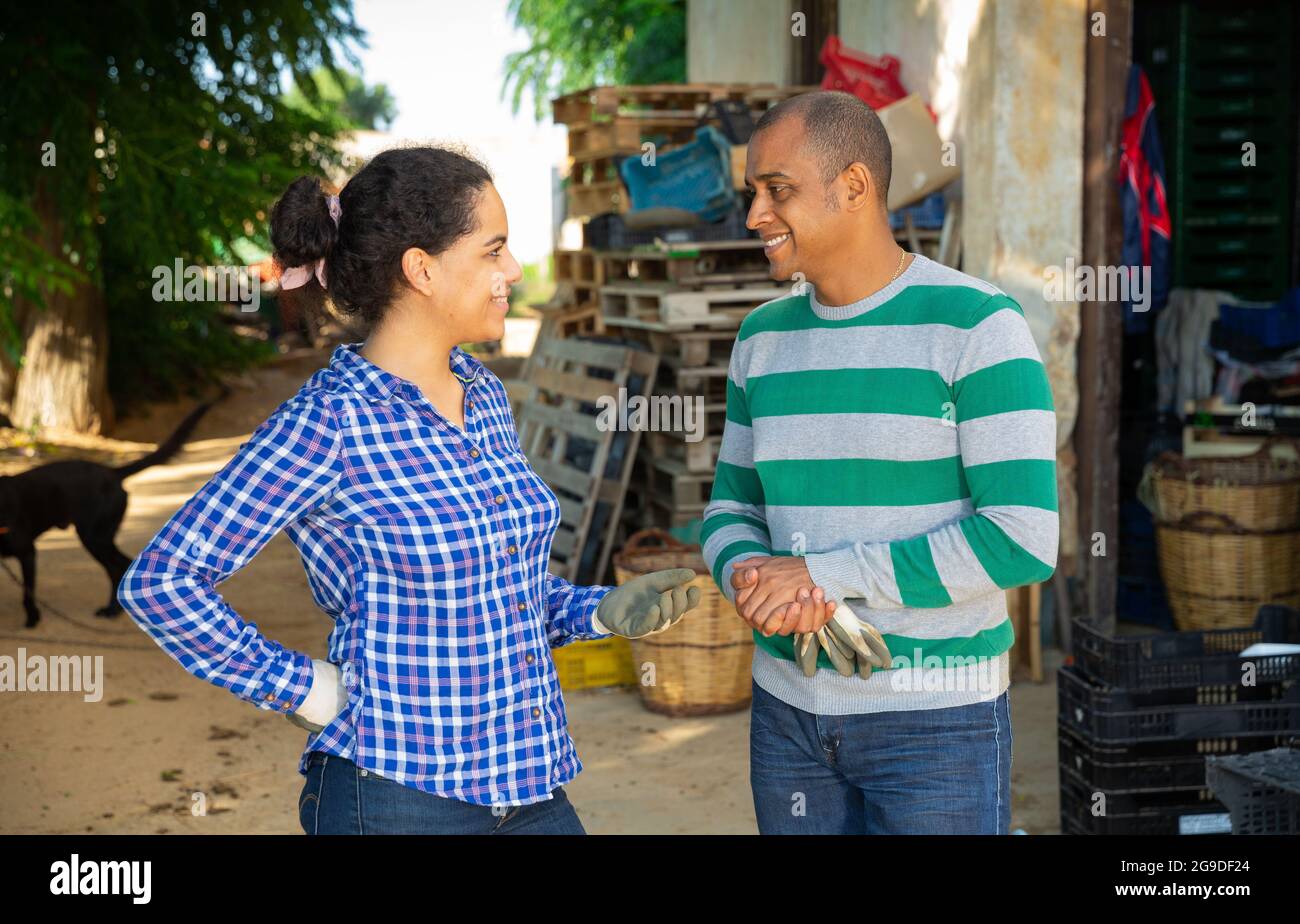 Neighbors talking backyard hi-res stock photography and images - Alamy