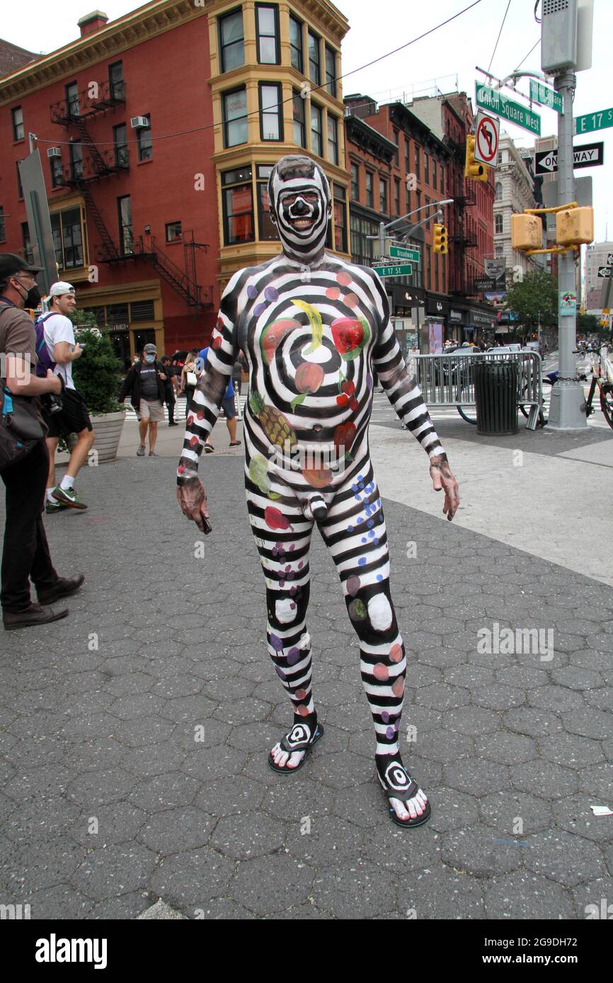 New york body painting day hi-res stock photography and images - Alamy