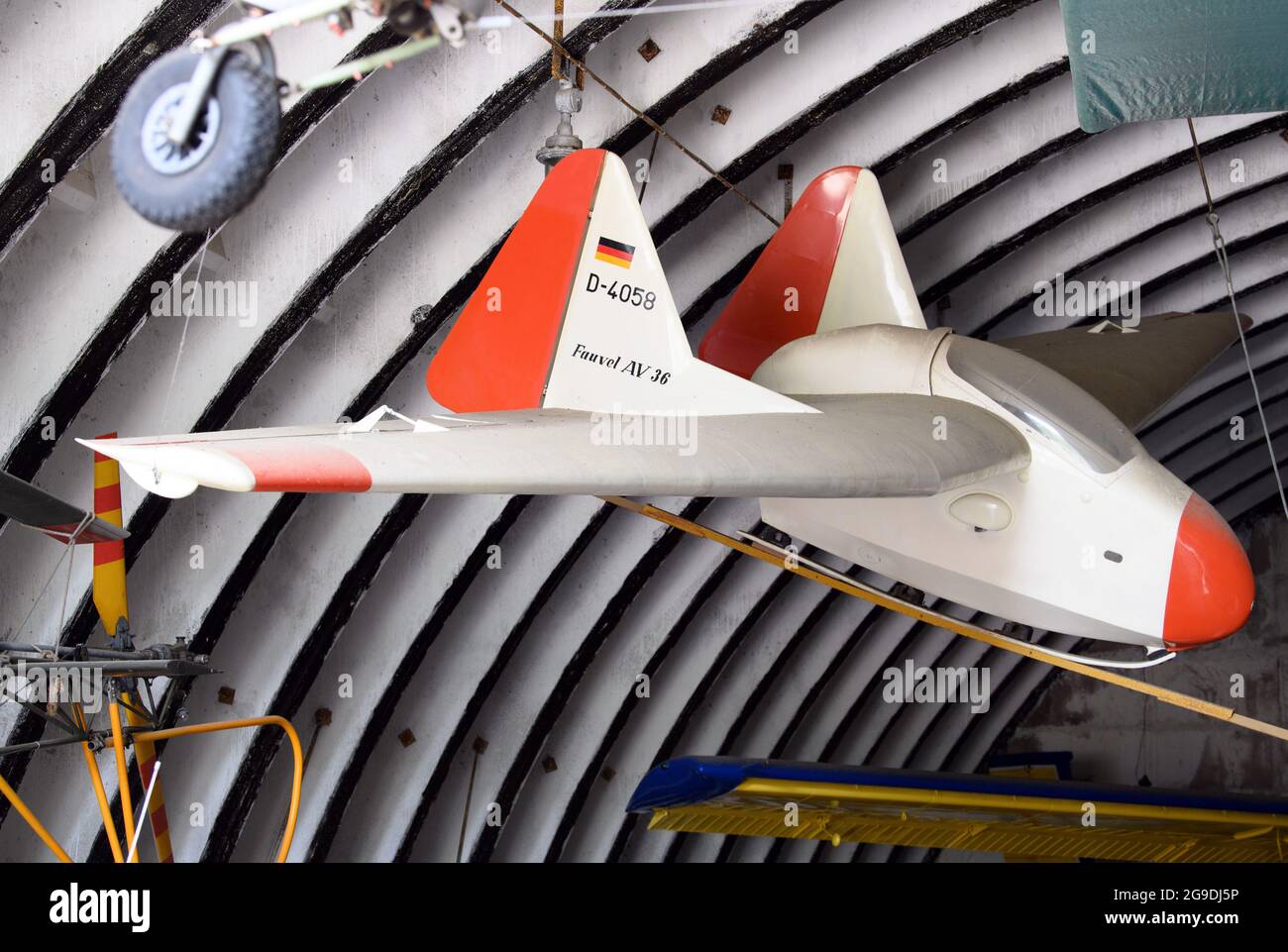 21 July 2021, Brandenburg, Schorfheide/Ot Finowfurt: A tailless glider ...