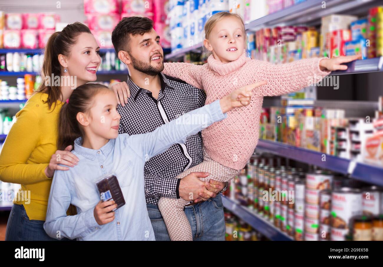 family shopping together in grocery store Stock Photo - Alamy