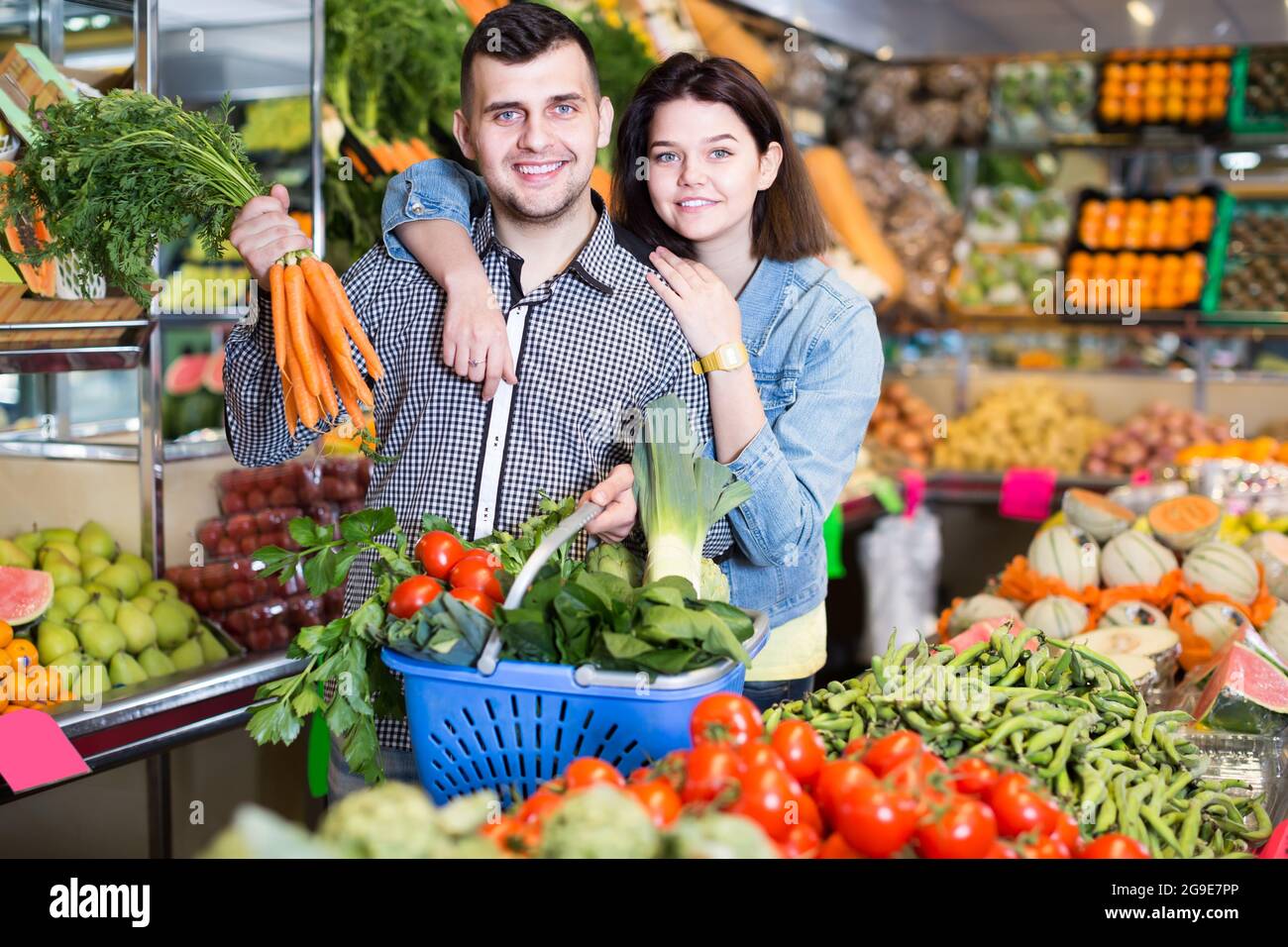 couple choosing vegetables in grocery shop Stock Photo - Alamy