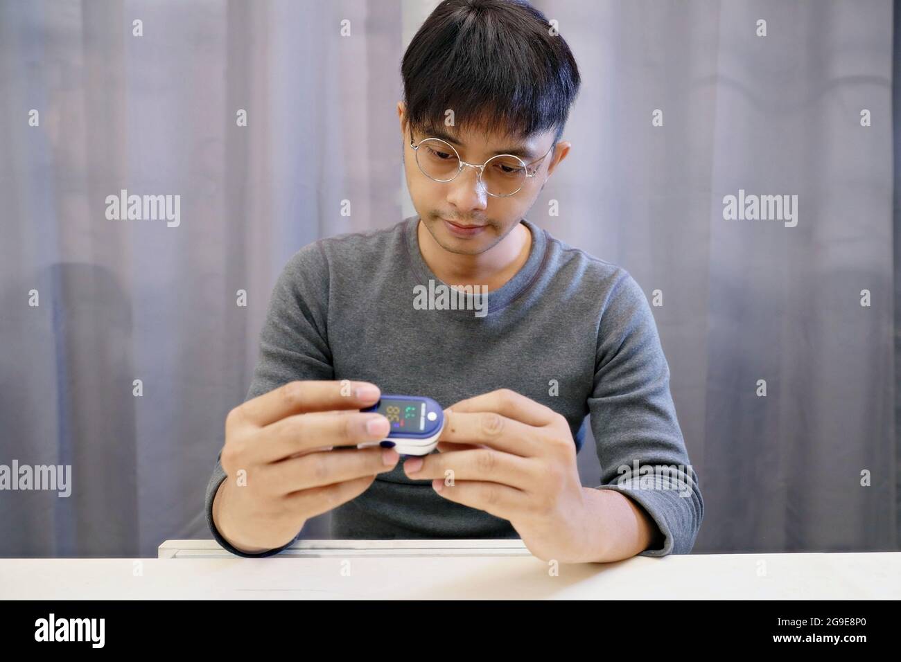 Oxygen saturation probe hi-res stock photography and images - Alamy