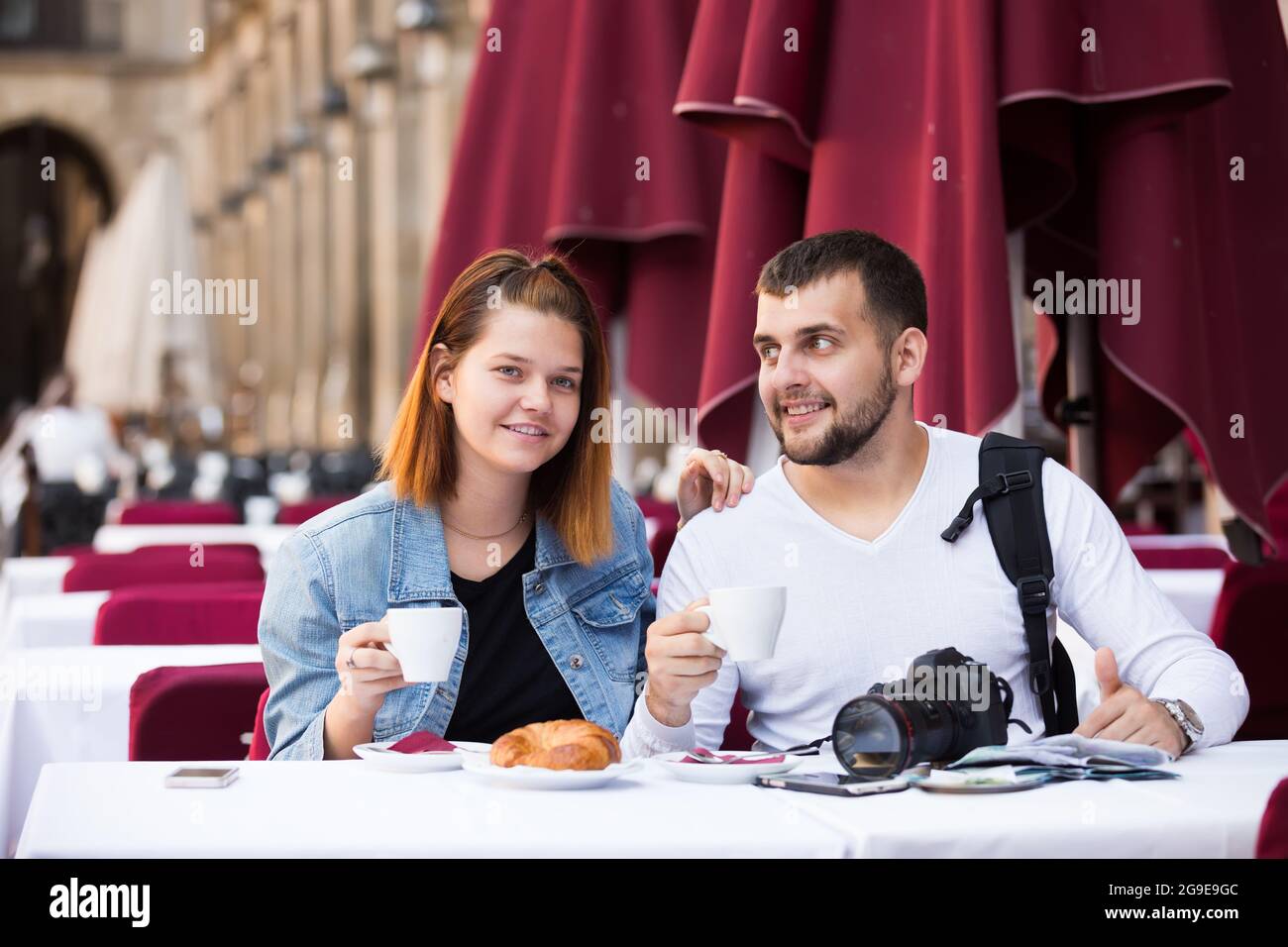 Loving couple tourists drinking coffee Stock Photo - Alamy