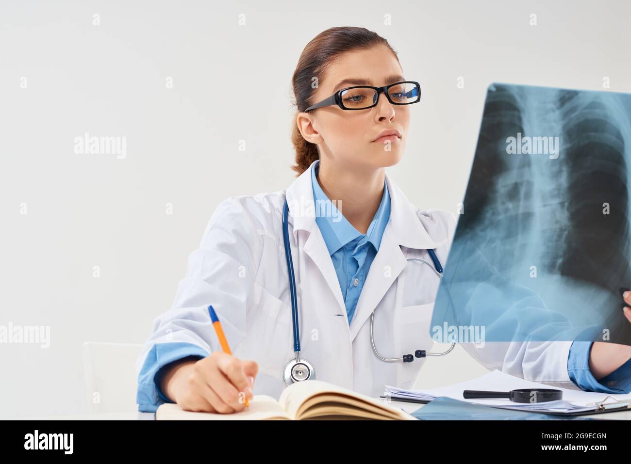 radiologist hospital examination professional x-ray Stock Photo - Alamy