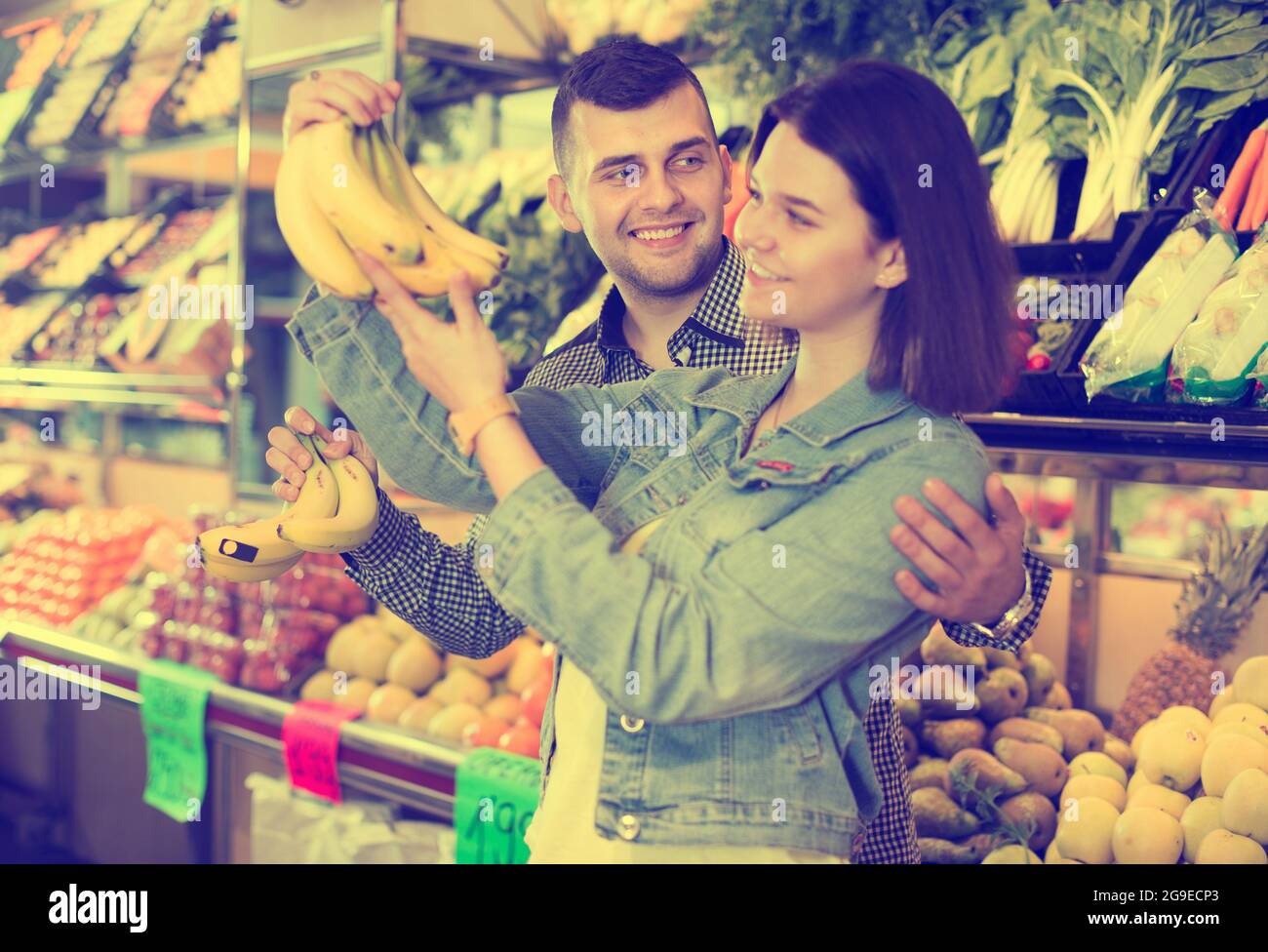 Couple choosing fruit Stock Photo - Alamy