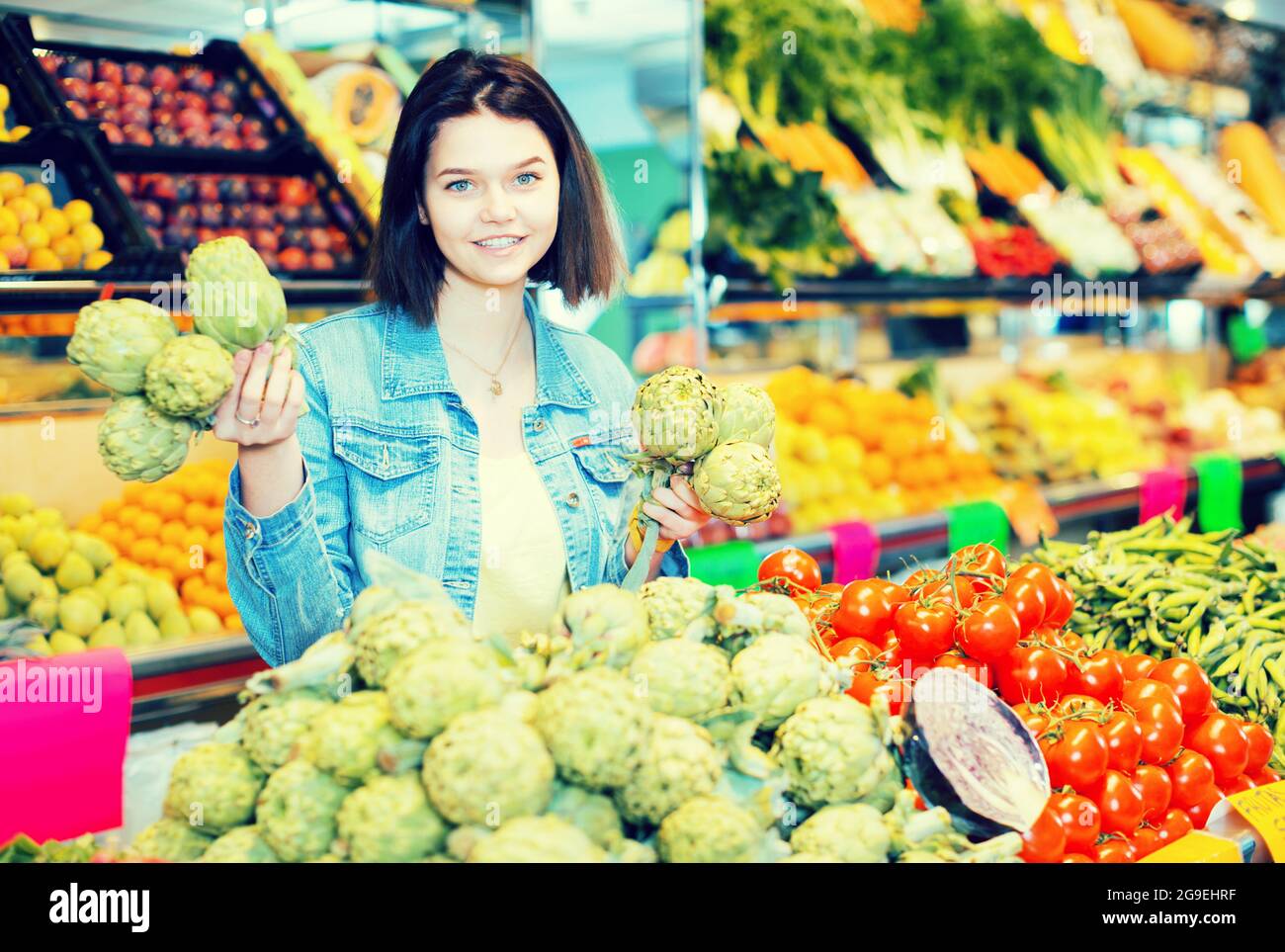 Woman choosing fruit Stock Photo - Alamy