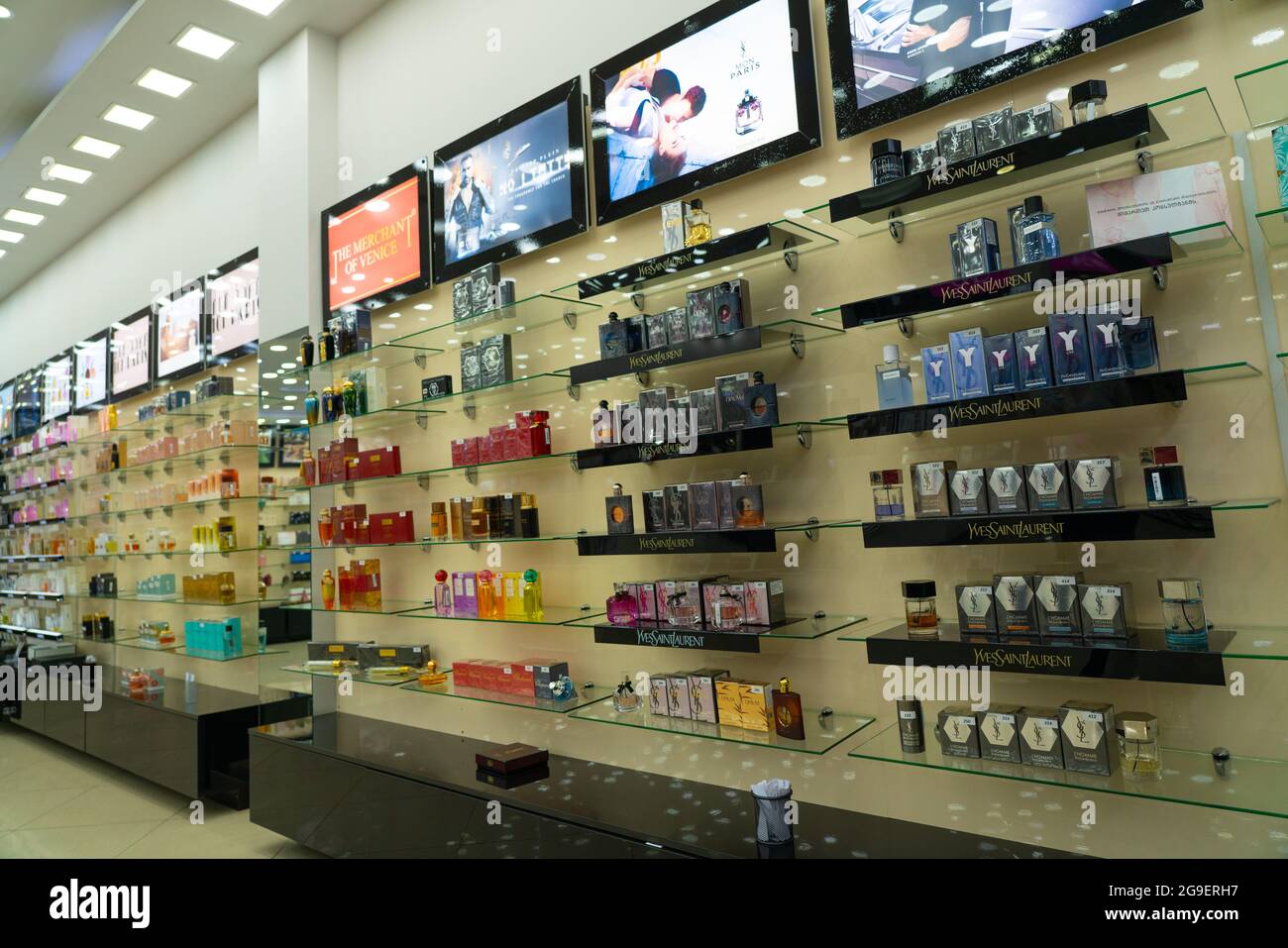 Department store makeup counter hi-res stock photography and images - Alamy