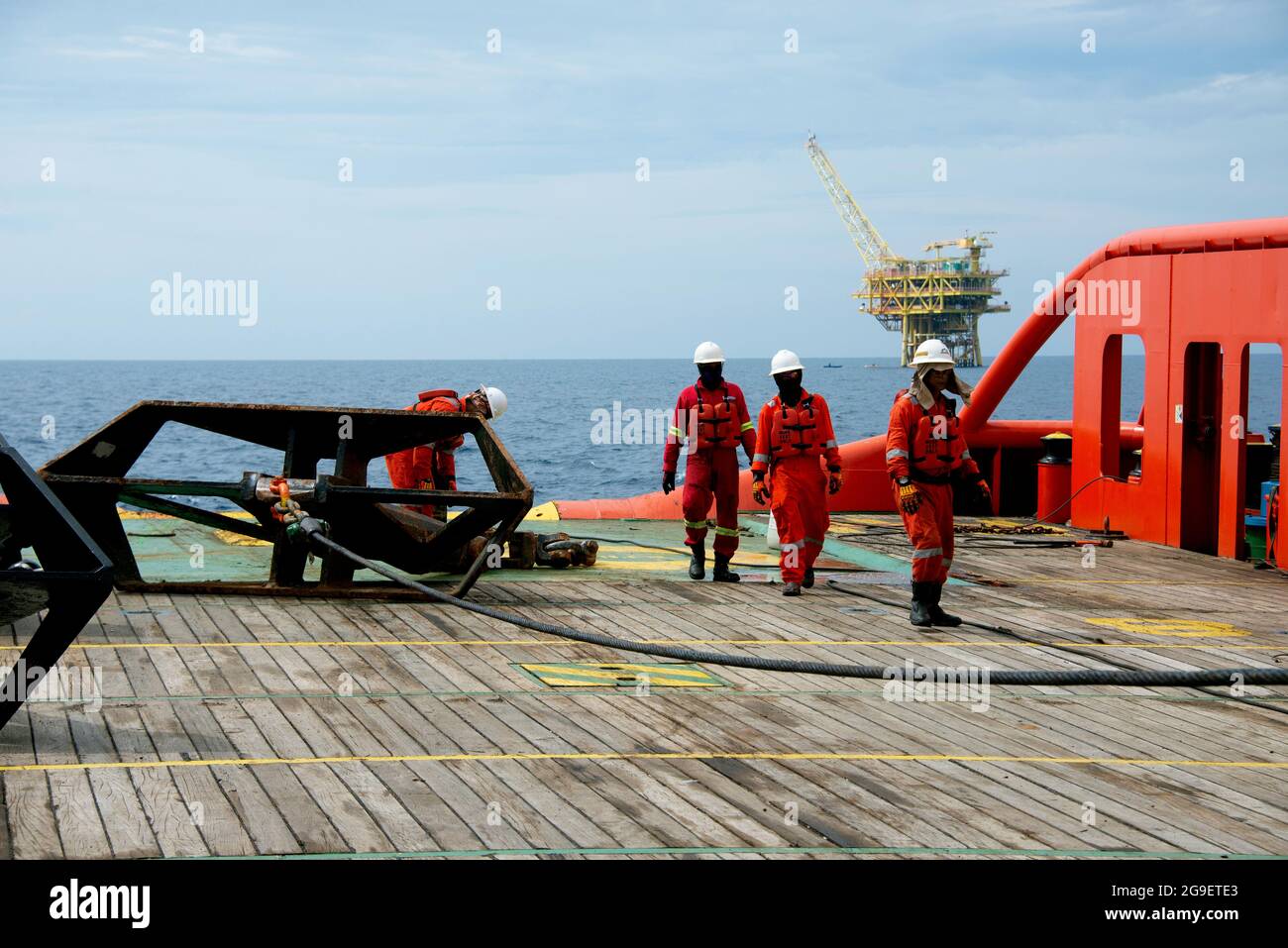 marine crew working on deck during cargo handling operation for jack up ...