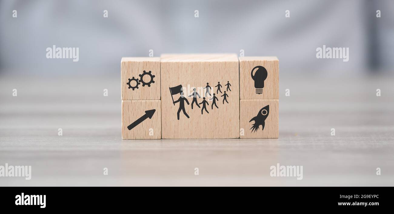 Wooden blocks with symbol of leadership concept Stock Photo - Alamy