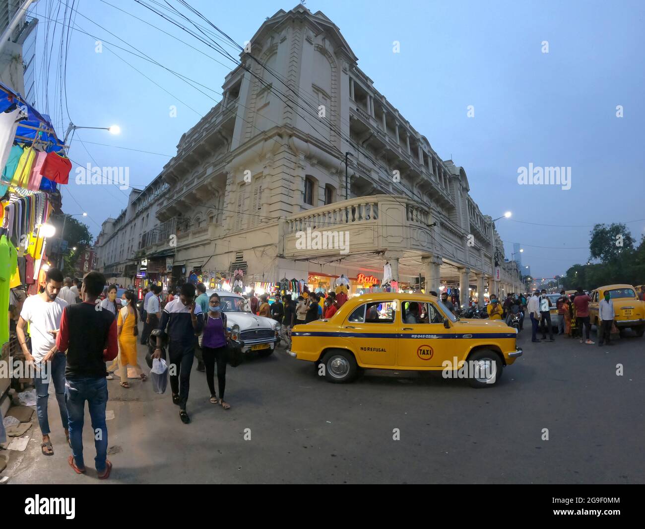 Crowded market amid coronavirus emergency in Kolkata. (Photo by Dipa ...