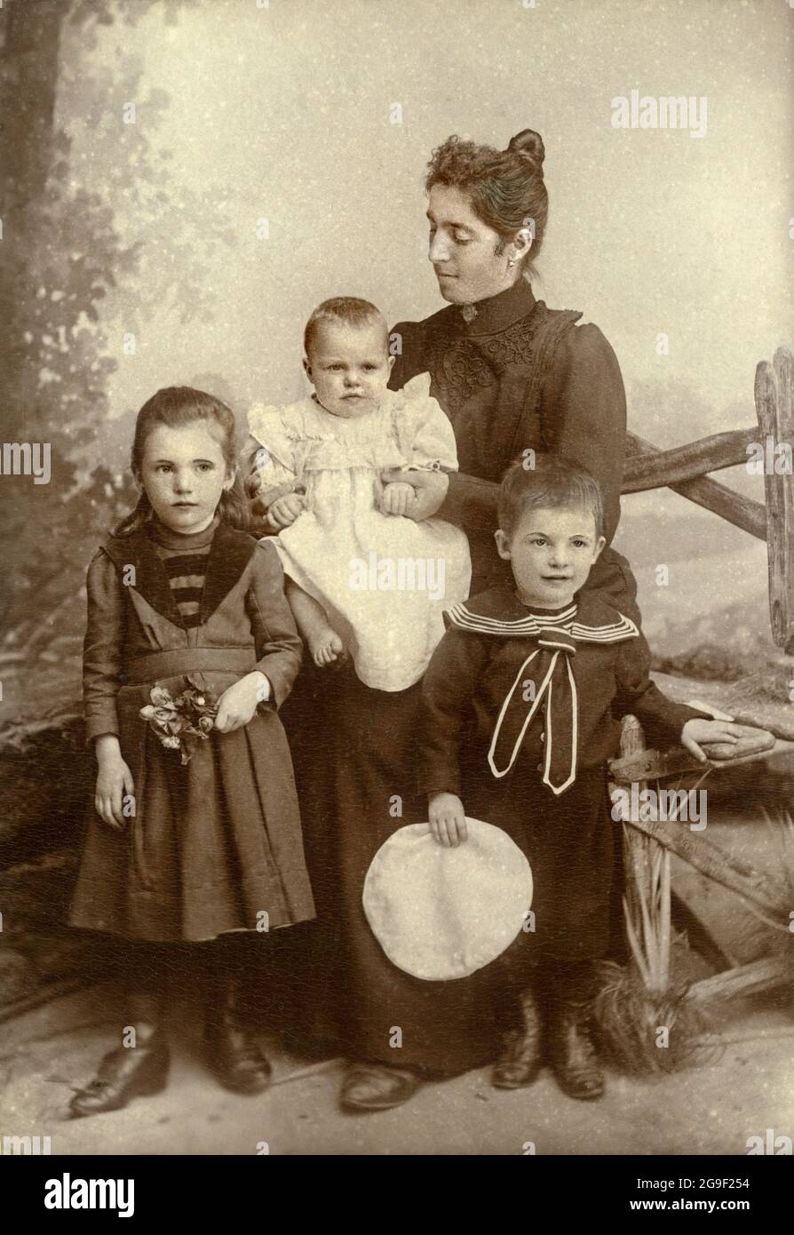 Lower class family hi-res stock photography and images - Alamy