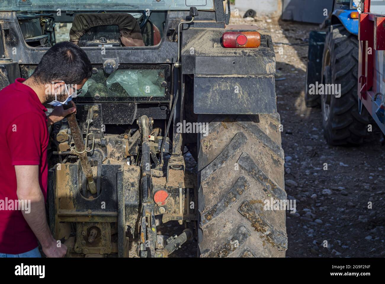 Man fixing tractor hi-res stock photography and images - Alamy