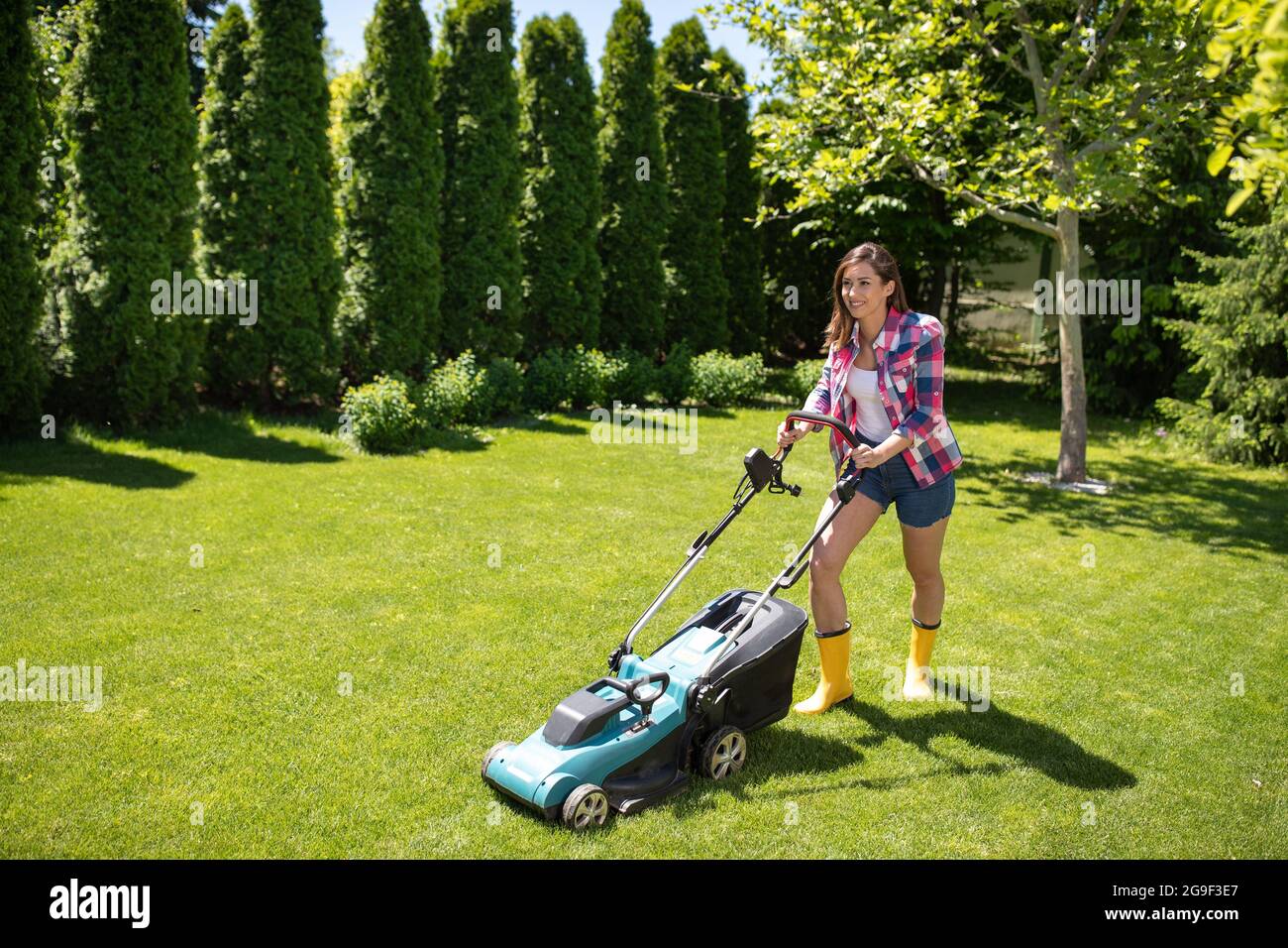 Girl cutting grass hi-res stock photography and images - Alamy