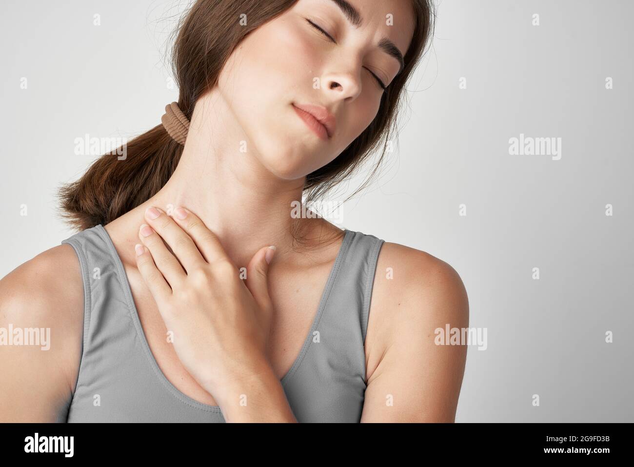 woman with neck pain health problems medicine injury Stock Photo - Alamy