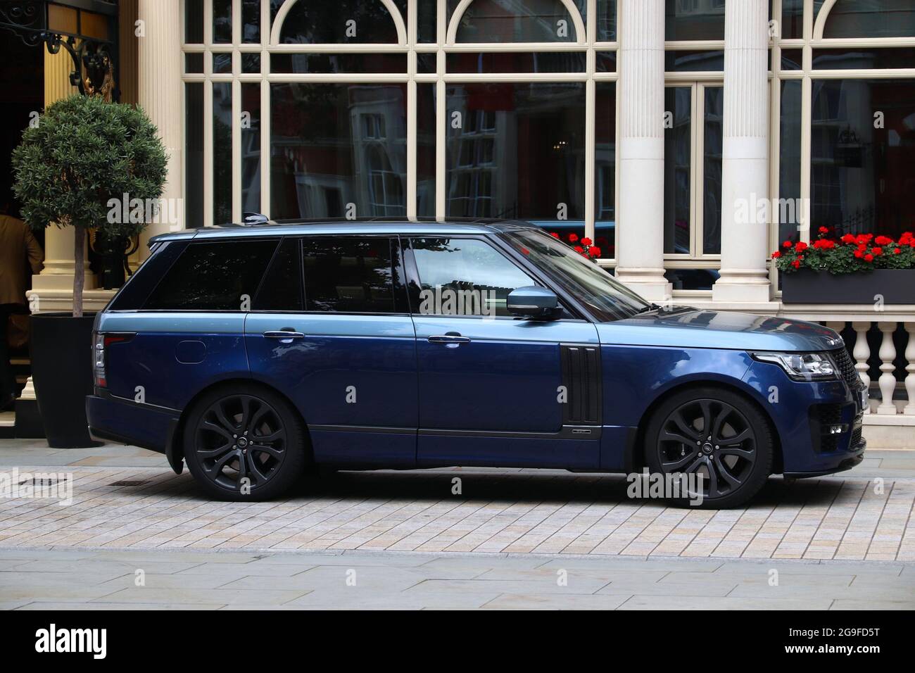 Blue range rover hi-res stock photography and images - Alamy