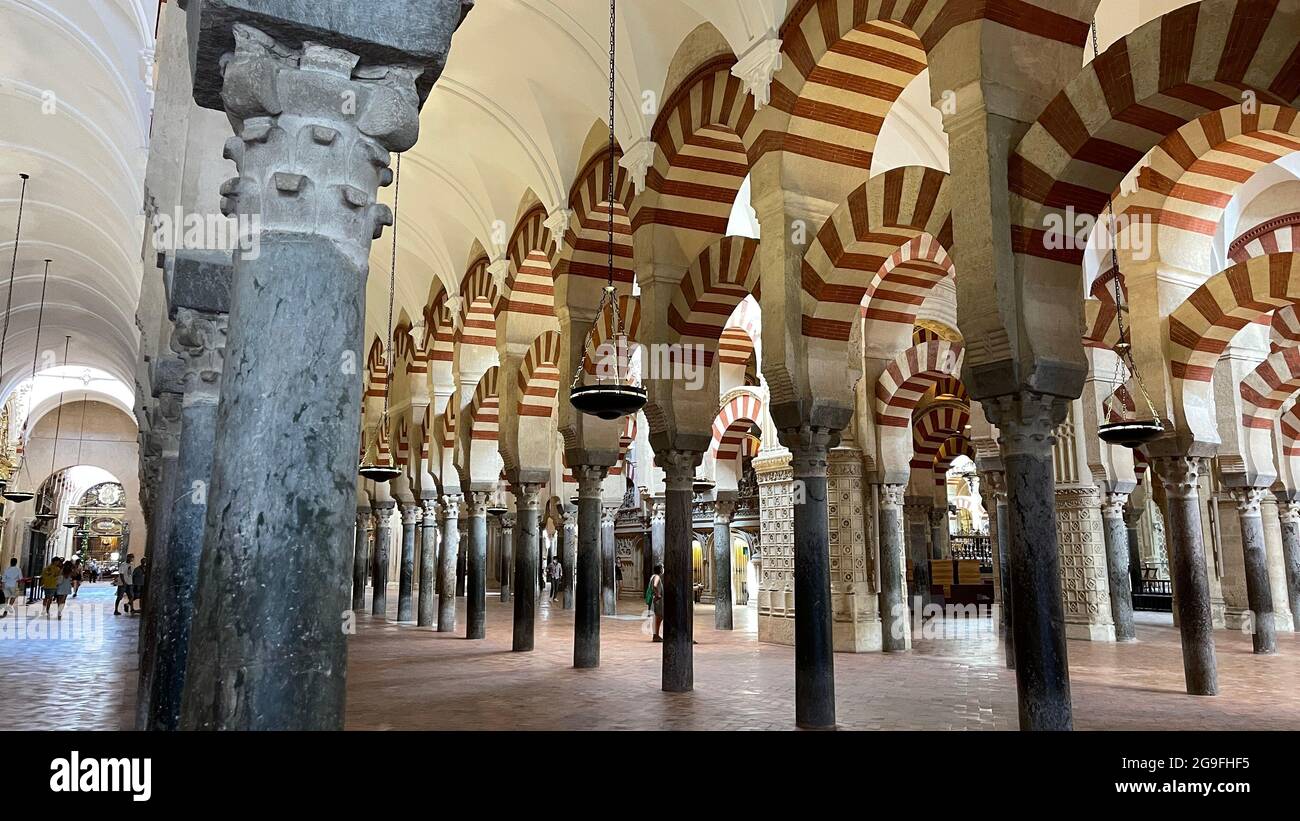 Arches and columns of the Cordoba mosque Stock Photo - Alamy