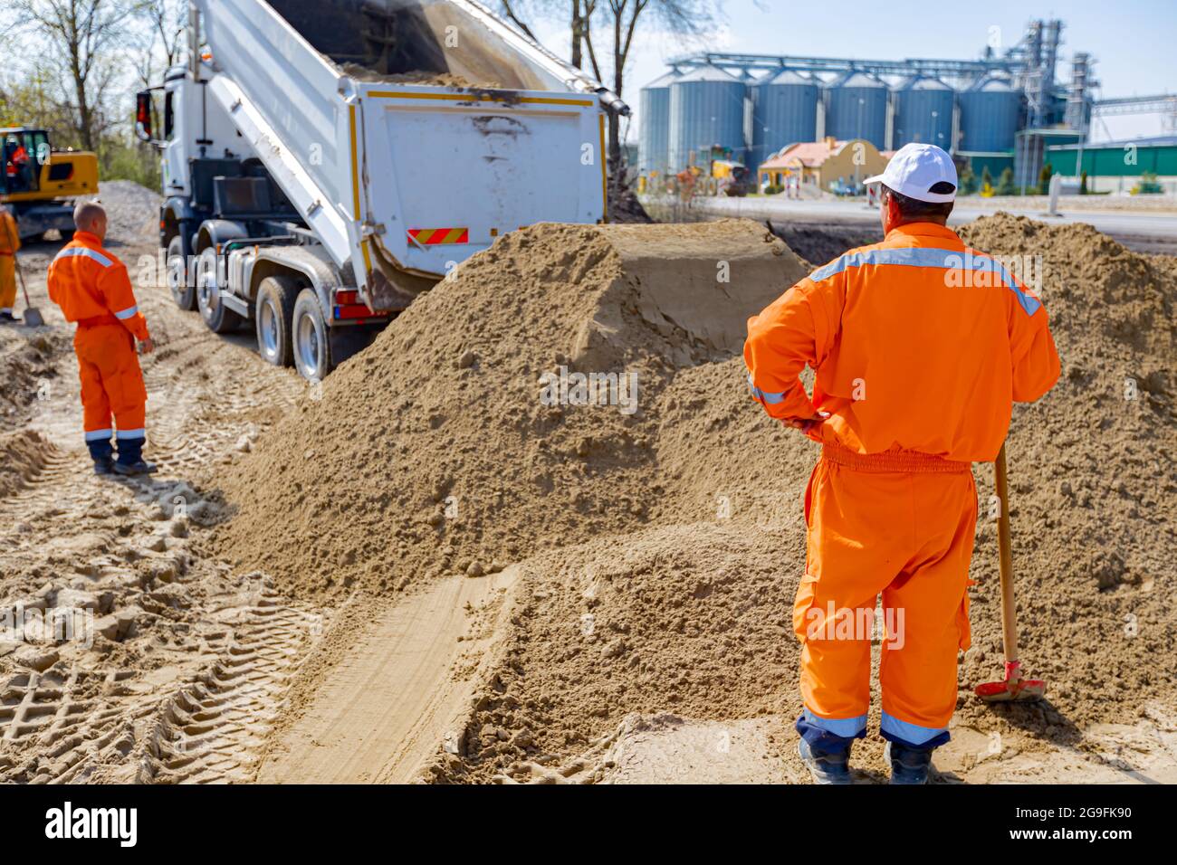 Heavy machinery workers unload soil hi-res stock photography and images ...