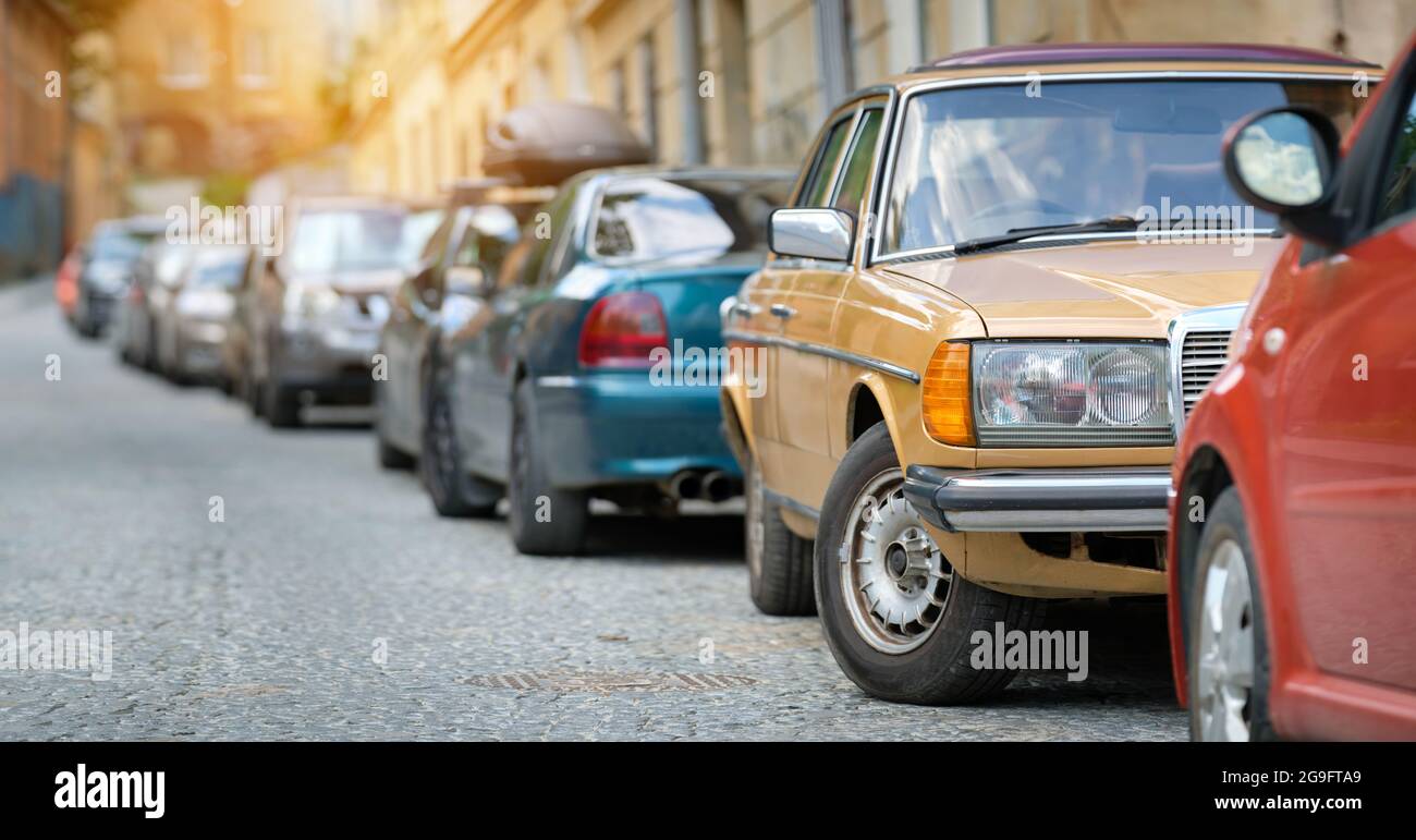 City traffic with cars parked in line on street side Stock Photo - Alamy