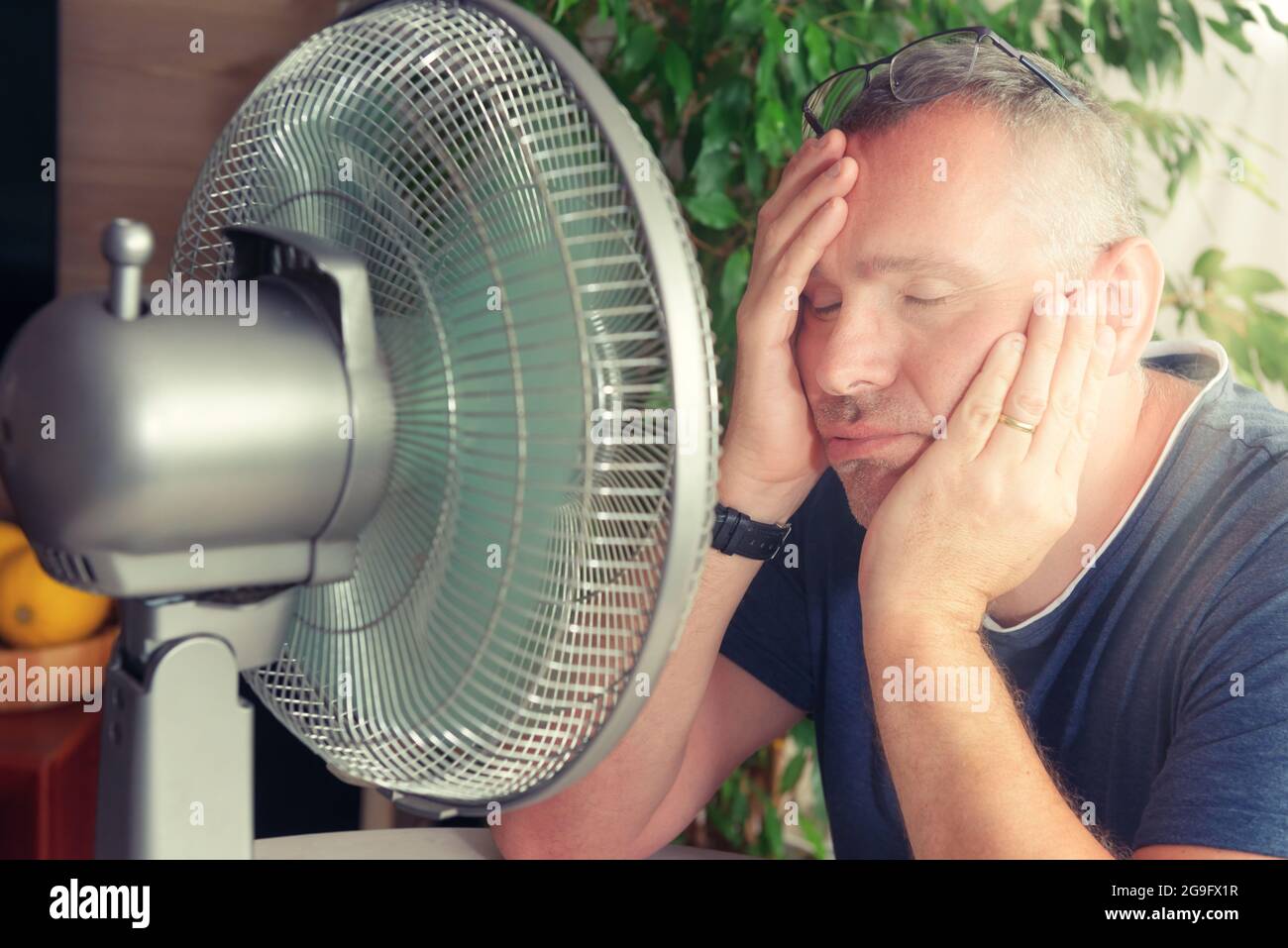 Man uncomfortable hot weather hi-res stock photography and images - Alamy