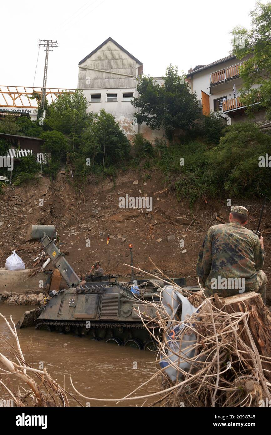 Schuld, Germany. 26th July, 2021. Bundeswehr soldiers try to secure a ...