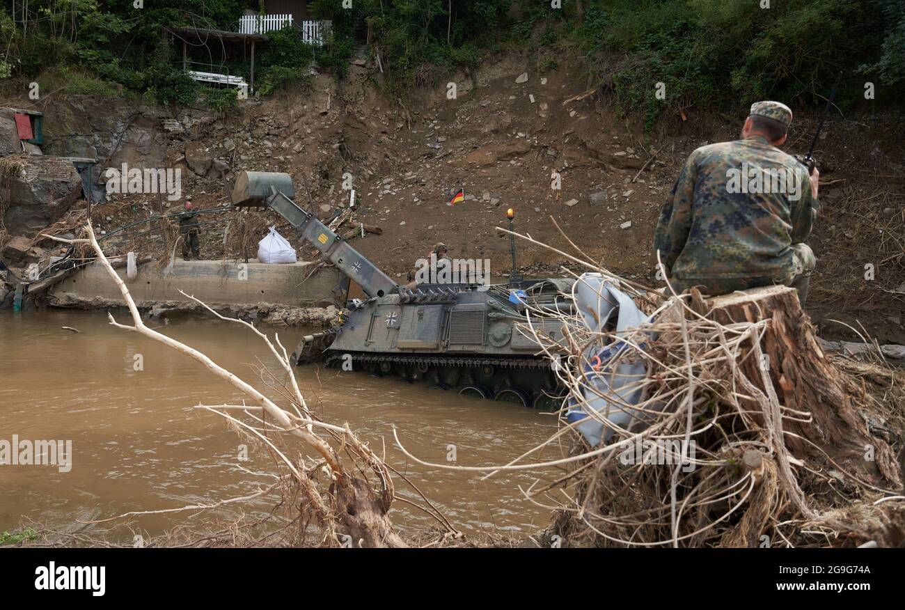 Schuld, Germany. 26th July, 2021. Bundeswehr soldiers try to secure a ...