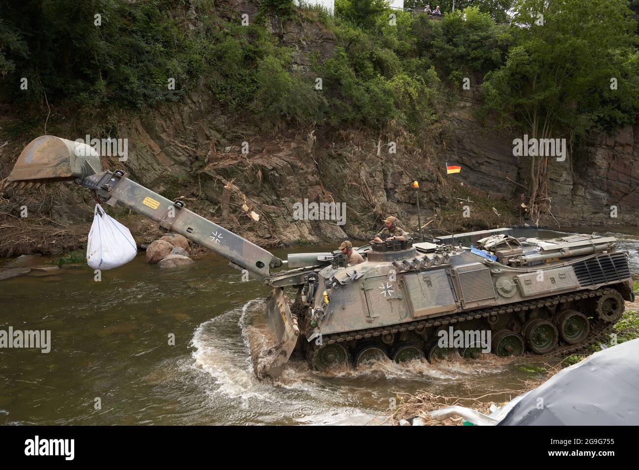 Schuld, Germany. 26th July, 2021. Bundeswehr soldiers try to secure a ...