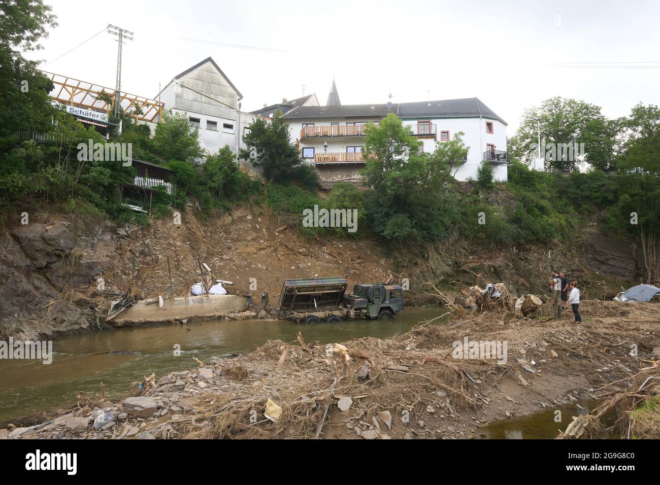 Schuld, Germany. 26th July, 2021. Bundeswehr soldiers try to secure a ...