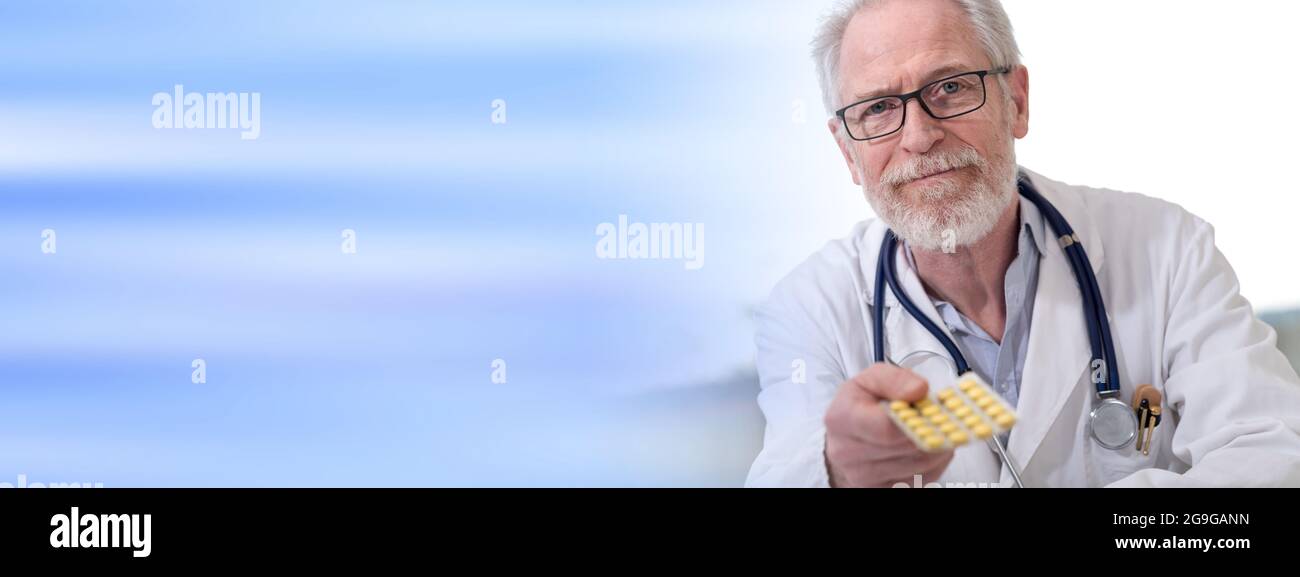 Doctor giving patient blister pills hi-res stock photography and images ...