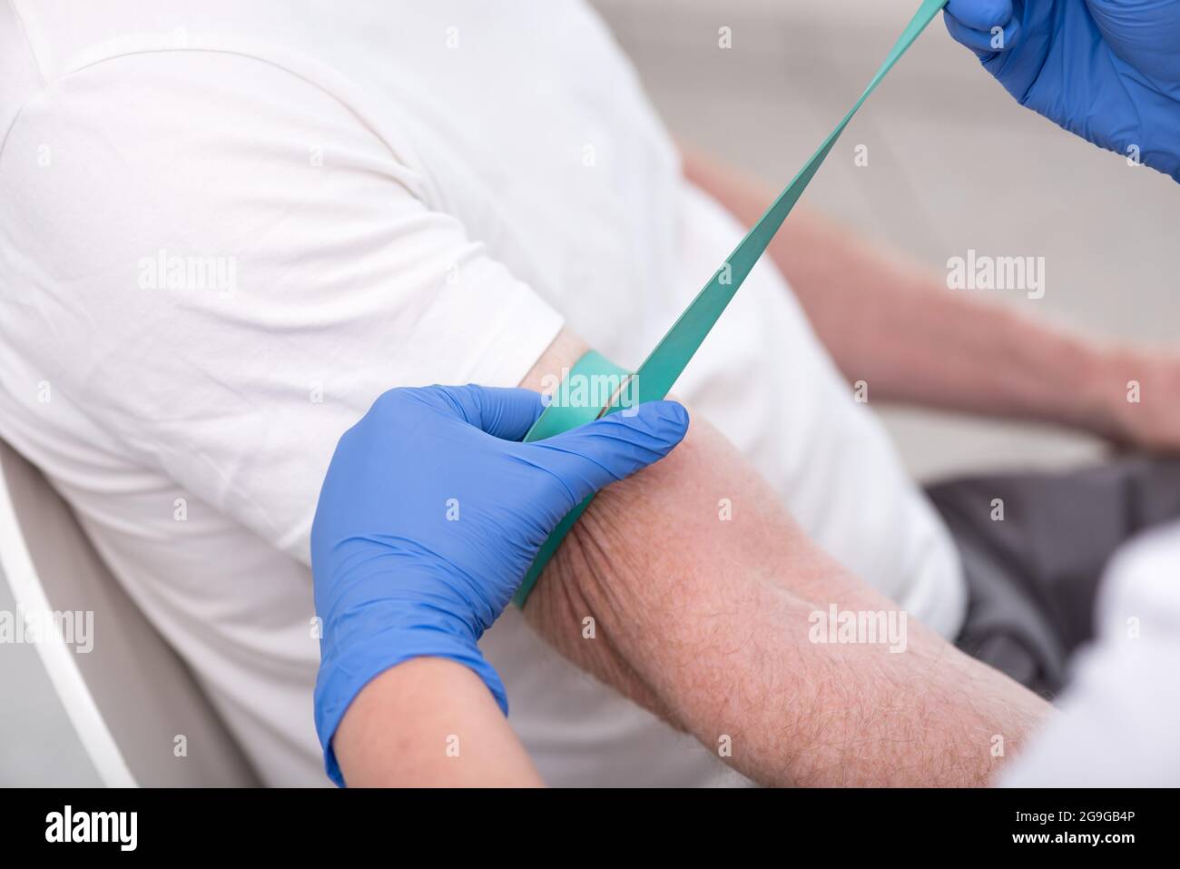 Putting a tourniquet on the arm of a patient before an injection Stock ...