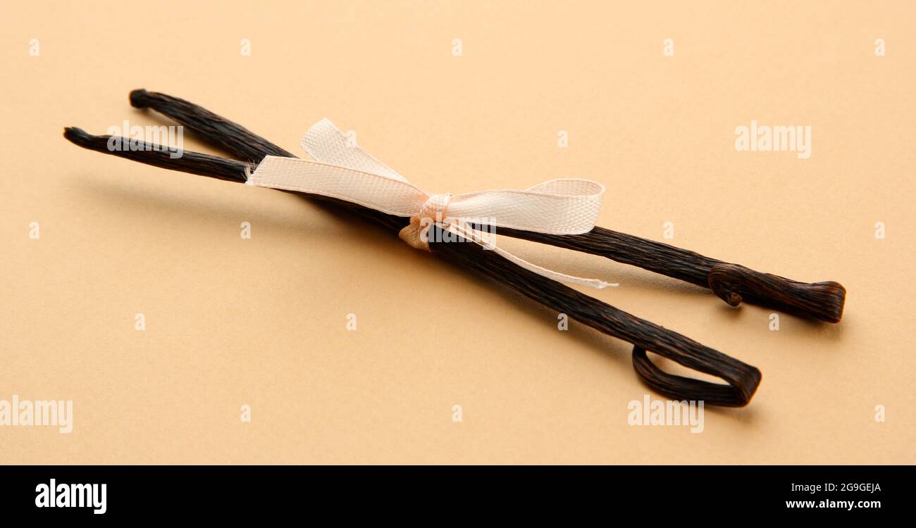Vanilla pods on beige background Stock Photo - Alamy