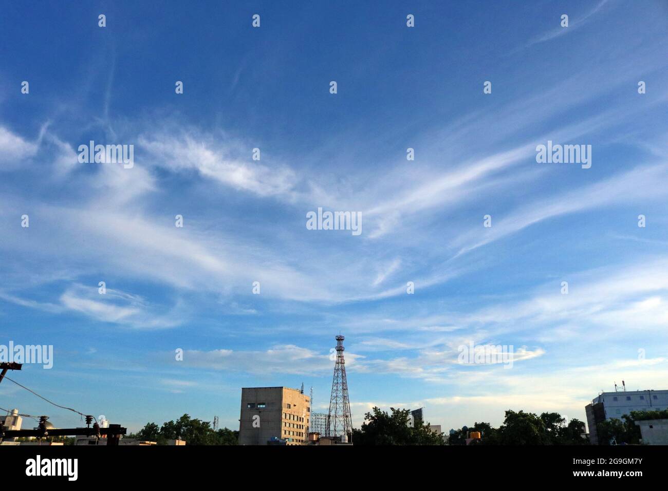 Broad blue sky hi-res stock photography and images - Alamy