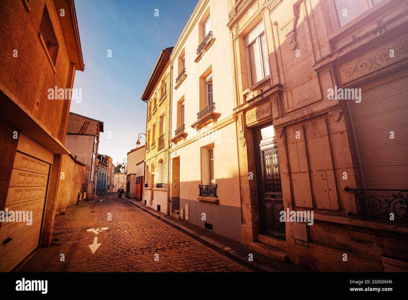 Reims downtown tiny street with old buildings Stock Photo - Alamy