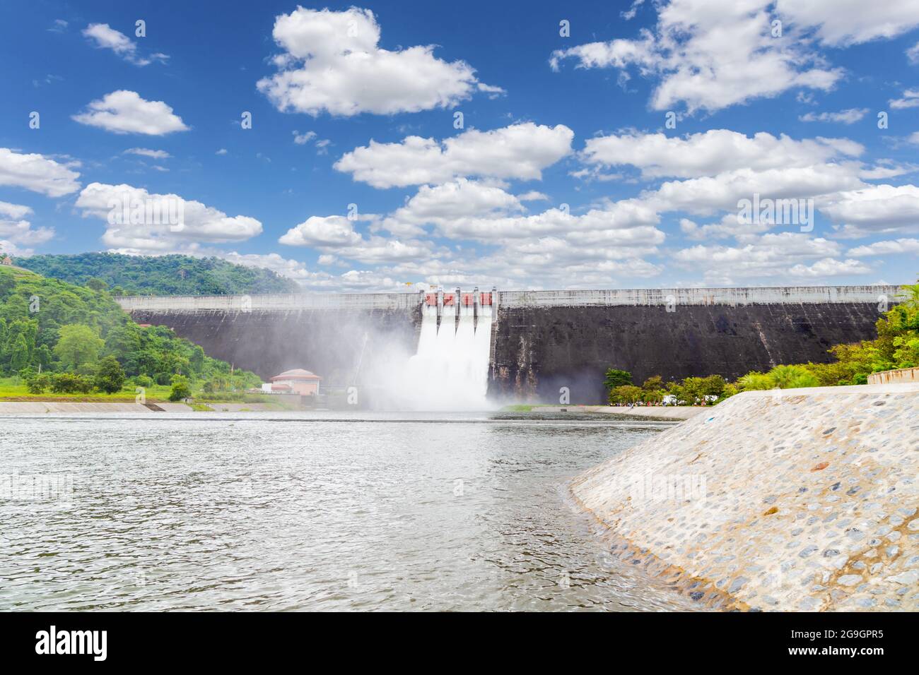 The dam Khun Dan Prakarn Chon is a dam with hydroelectric power plant ...