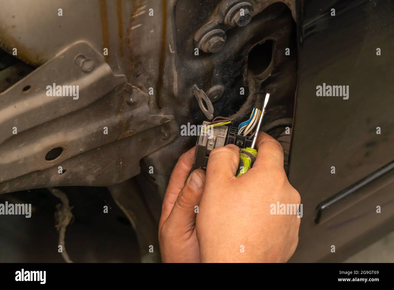 Specialist in repairing the electrical wiring of a car solves a problem ...