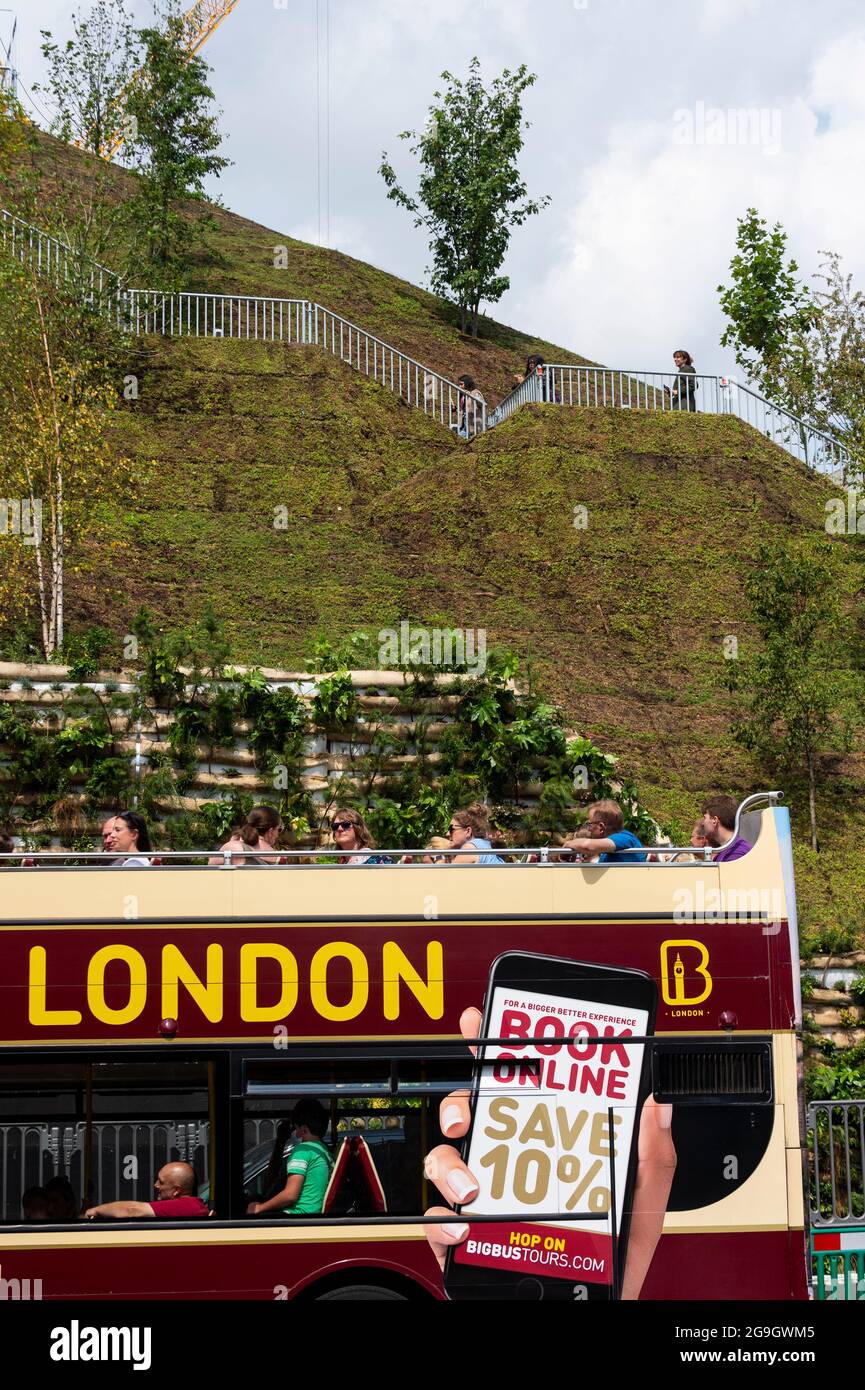 Back of london tour bus hi-res stock photography and images - Alamy