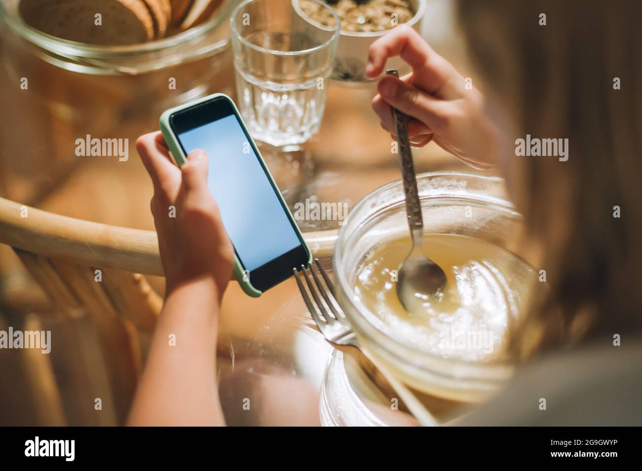 Teenage eating mobile phone hi-res stock photography and images - Alamy