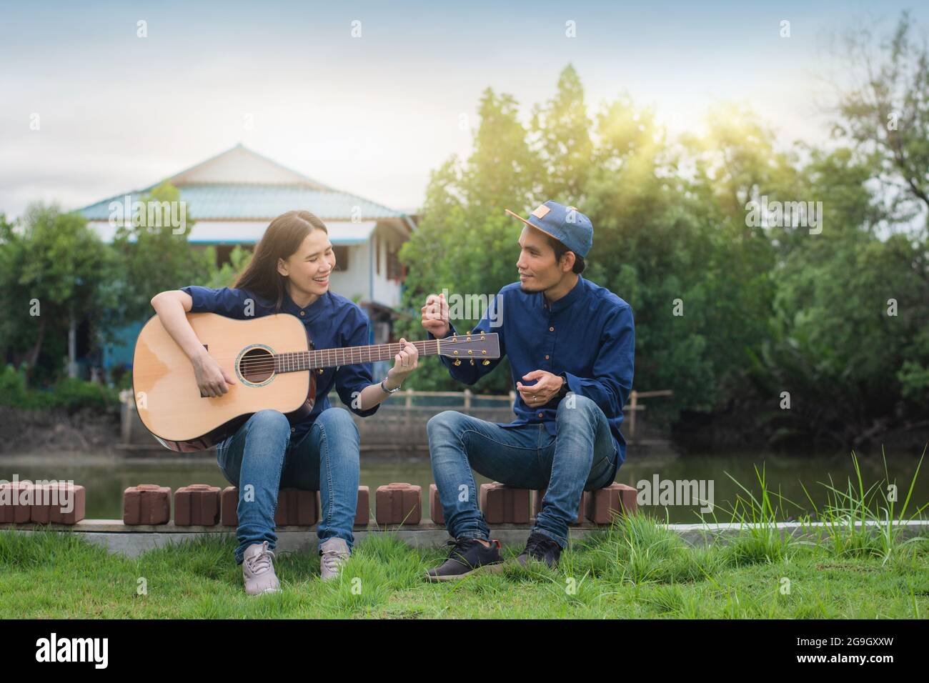 Love happy friends guitar hi-res stock photography and images - Alamy