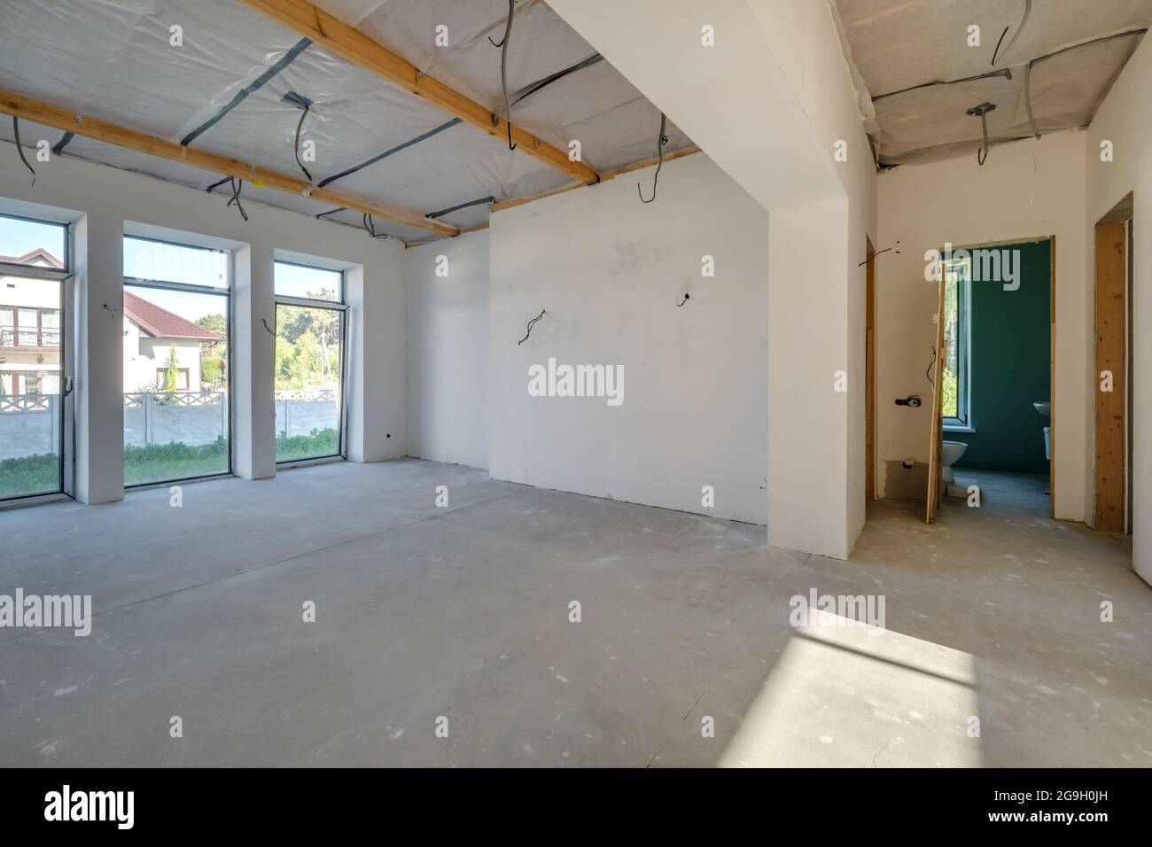 Empty unfurnished room with minimal preparatory repairs. interior with ...