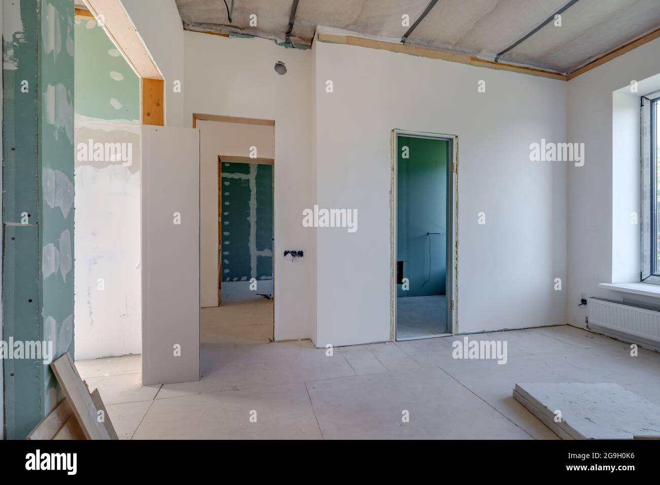 Empty unfurnished room with minimal preparatory repairs. interior with ...