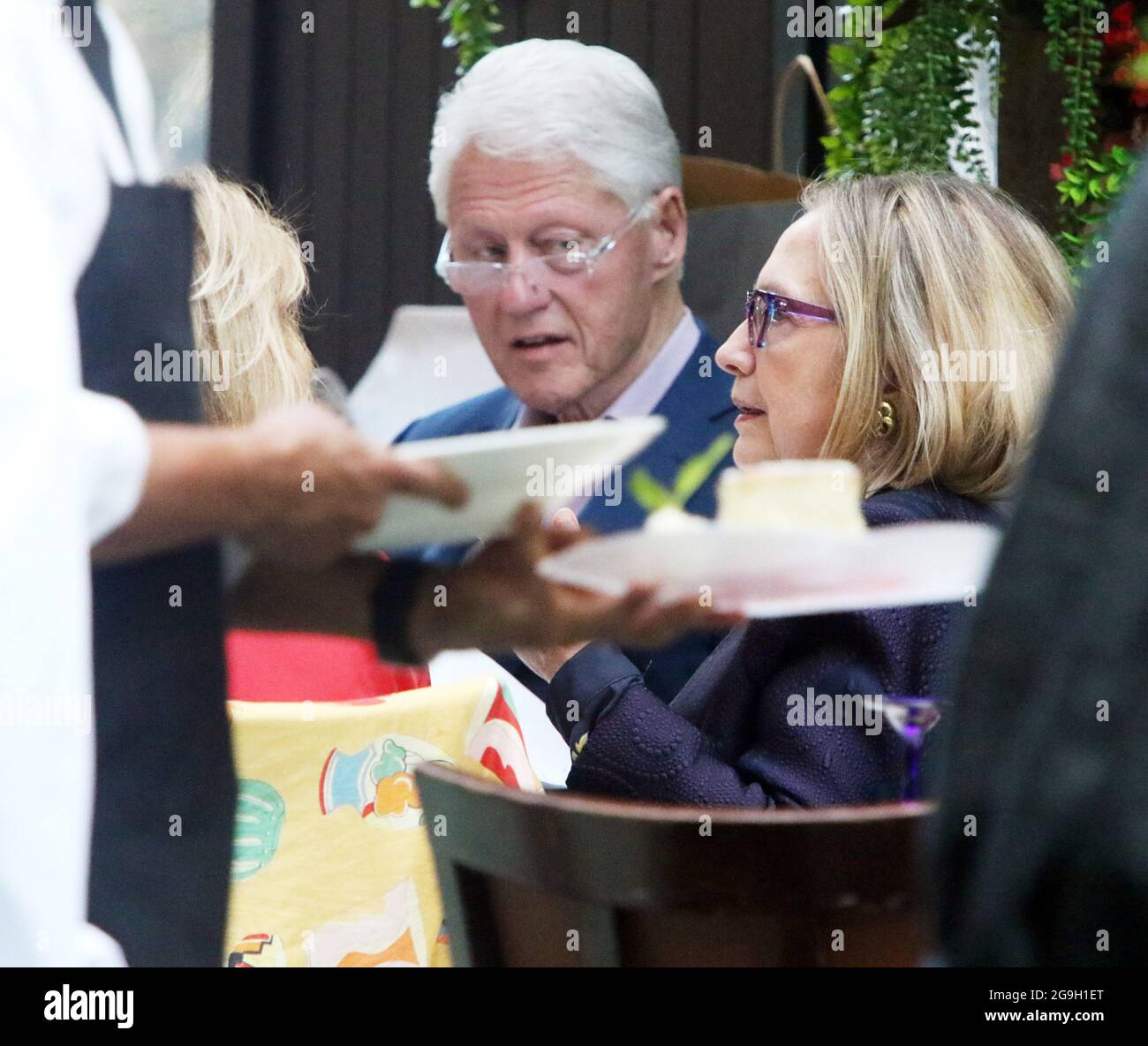 New York - NY - 20210623 Bill Clinton and Hillary Clinton having dinner ...