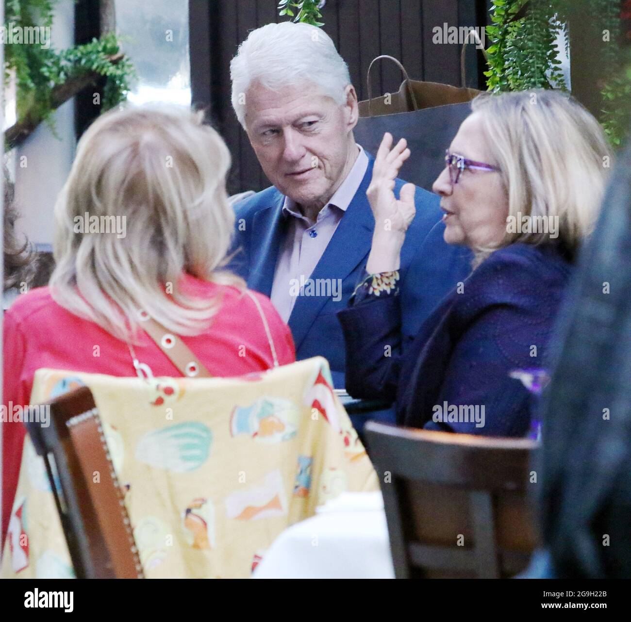 New York - NY - 20210623 Bill Clinton and Hillary Clinton having dinner ...