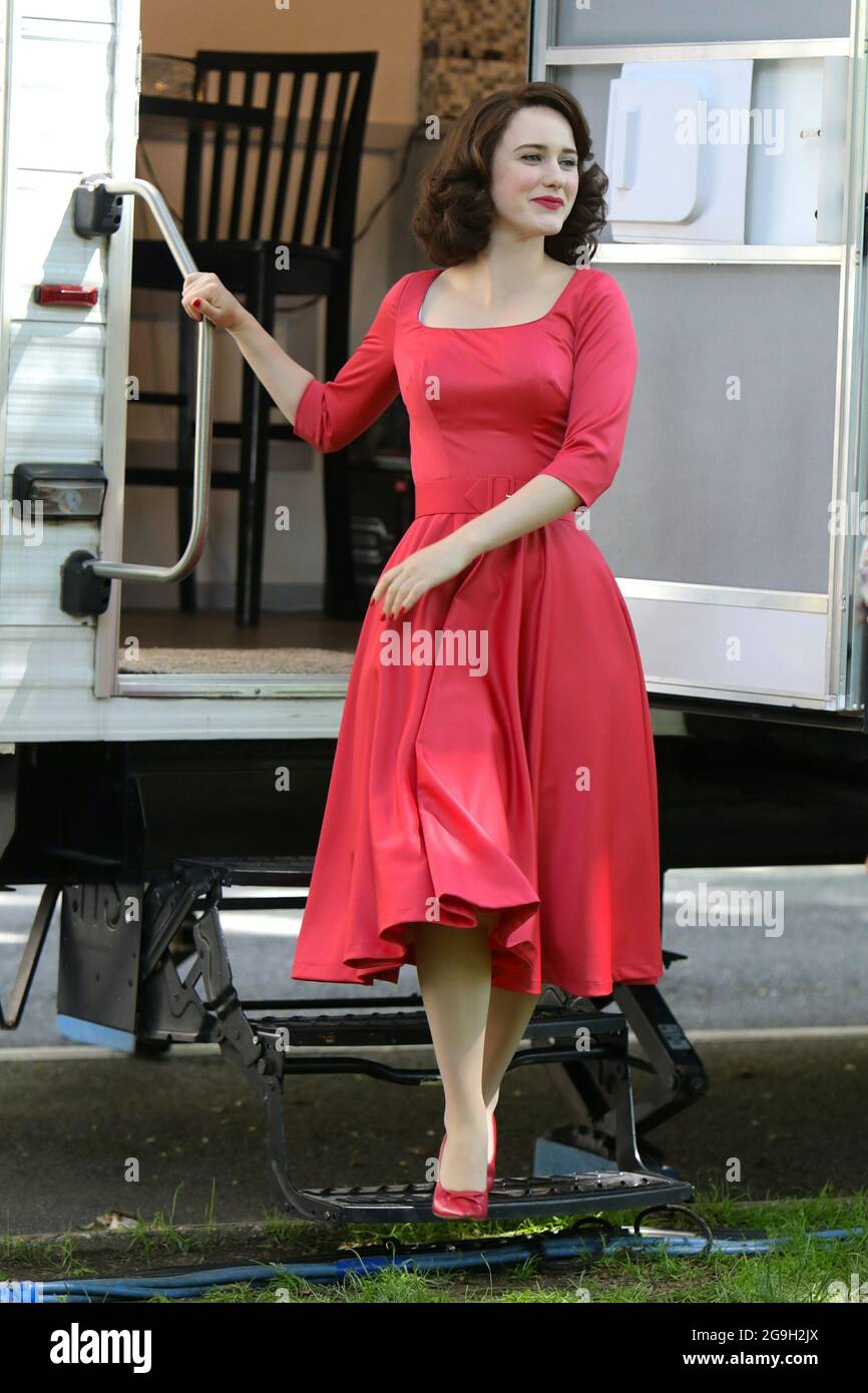 New York - NY - 20210613 Rachel Brosnahan and Milo Ventimiglia wear ...