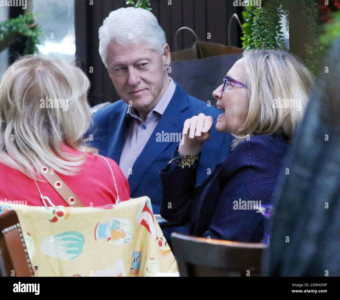 New York - NY - 20210623 Bill Clinton and Hillary Clinton having dinner ...