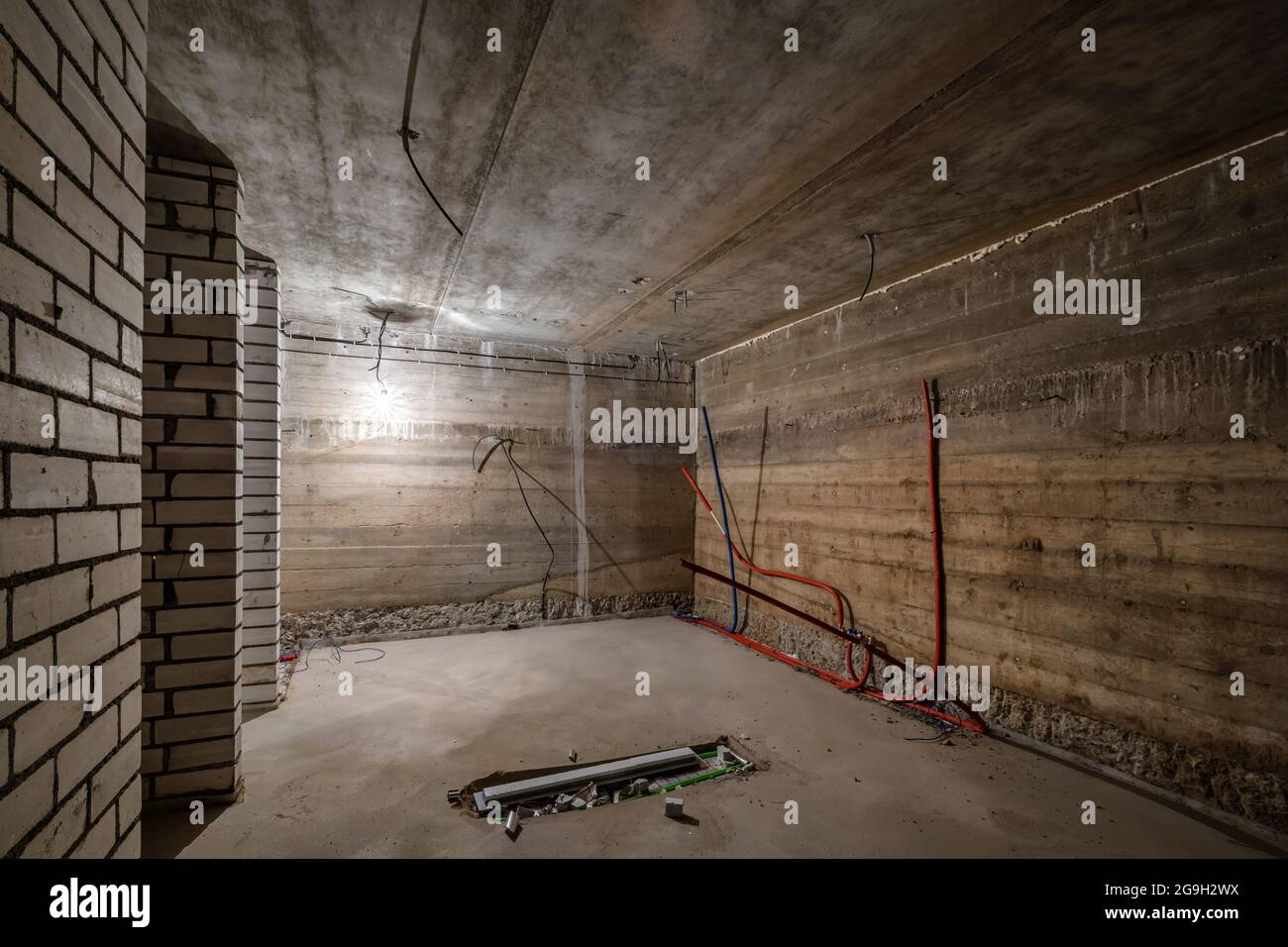 Empty room dark unfurnished hi-res stock photography and images - Alamy