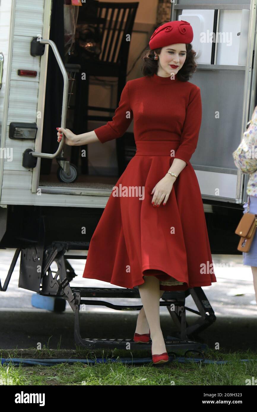 New York - NY - 20210613 Rachel Brosnahan and Milo Ventimiglia wear ...