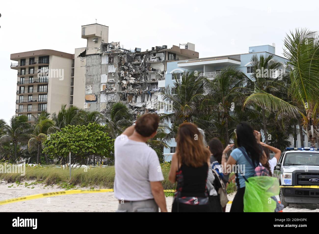 Miami - FL - 20210625-Search and Recovery Continues for Missing Persons ...