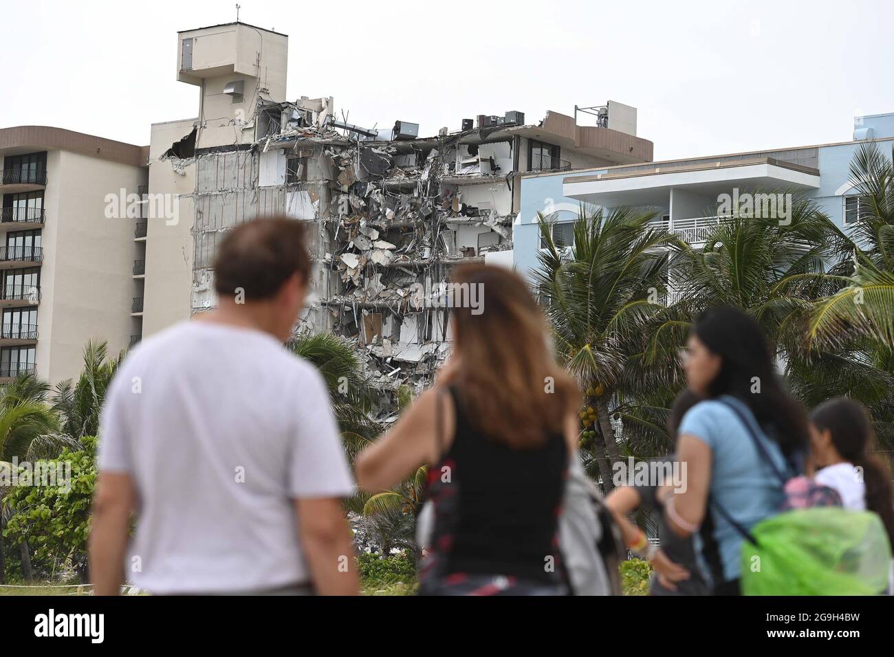 Miami - FL - 20210625-Search and Recovery Continues for Missing Persons ...